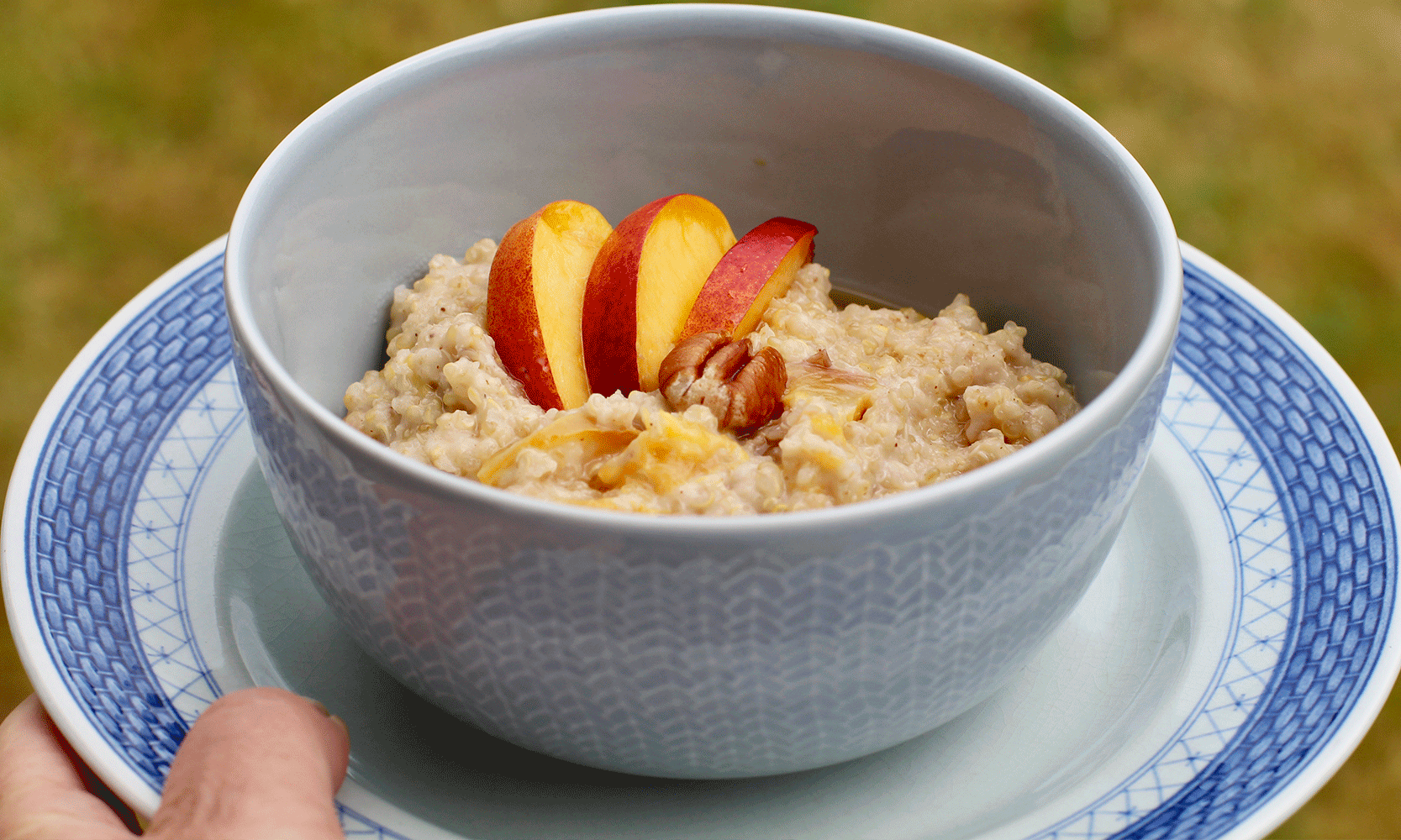 Quinoa- og havregrøt med nektariner- Helios